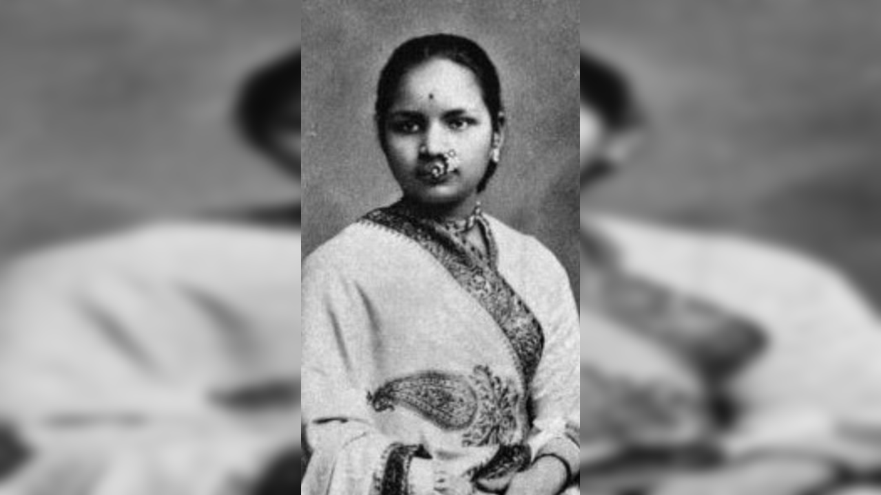 First Woman Doctor in India: Anandibai Joshi's Biography, Achievements ...