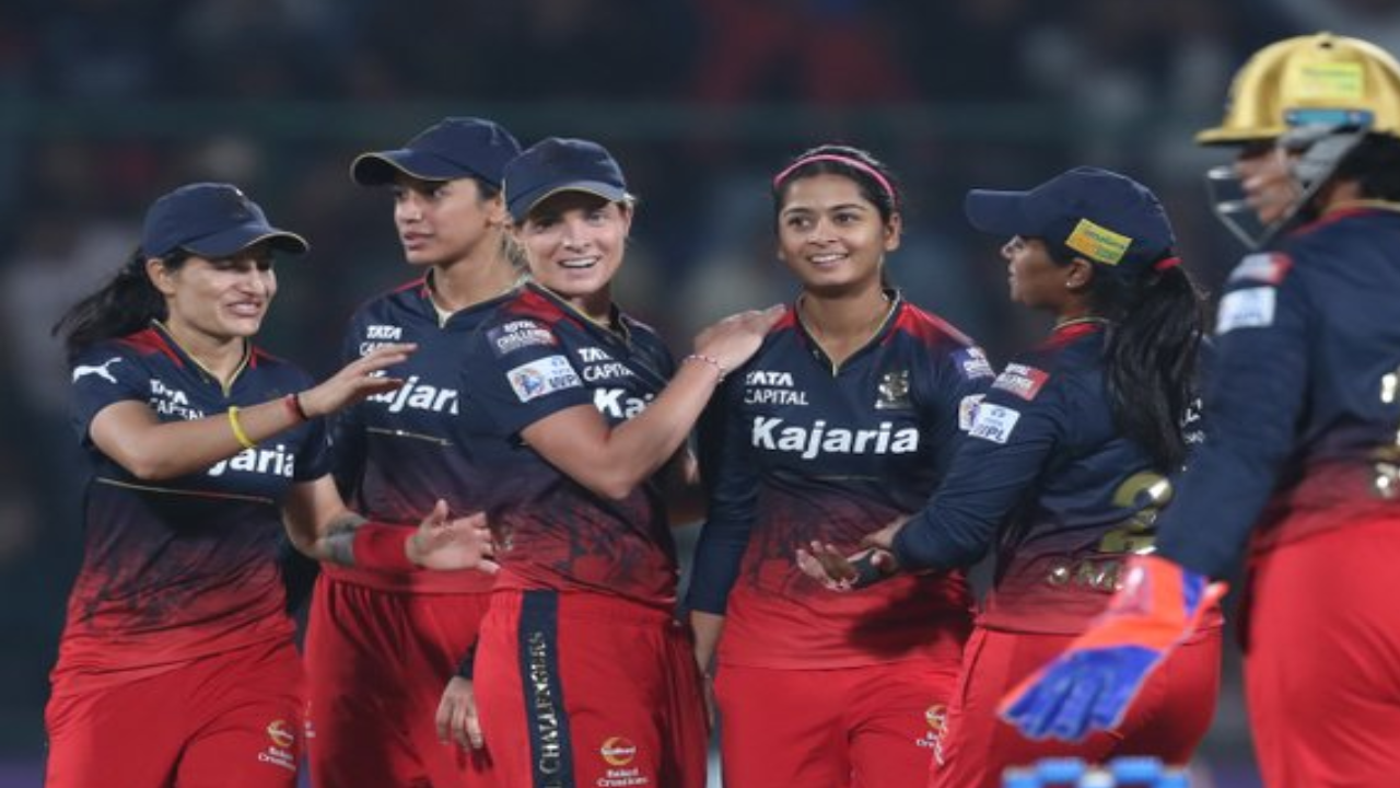 RCB ने WPL चे विजेतेपद पटकावले, फायनलमध्ये दिल्लीला 8 विकेटने हरवले ...