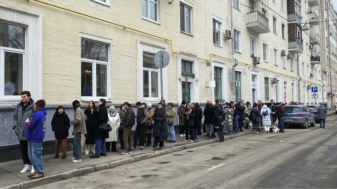 'Noon Against Putin': Russian Protestors Crowd Polling Booths Against ...