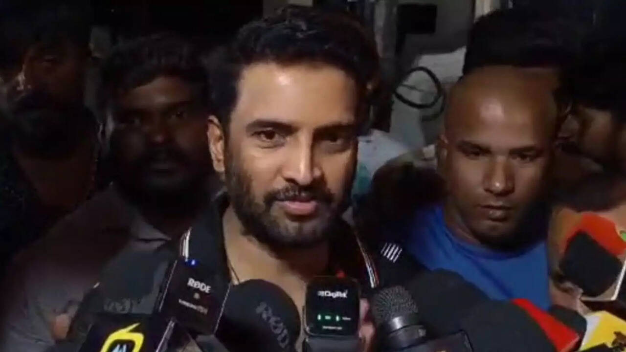 Actor Santhanam Paid Homage To Seshu Who Passed Away By Heart attack ...