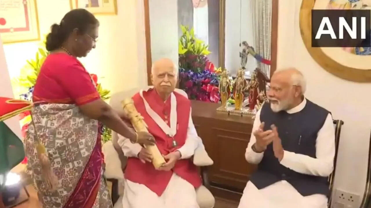 Lal Krishna Advani awarded Bharat Ratna by President Draupadi Murmu ...