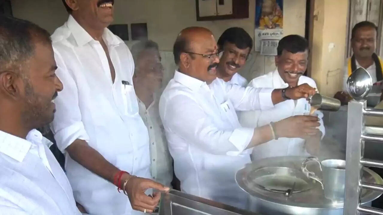 டீக்கடையில் டீ போட்டு இரட்டை இலைக்கு வாக்கு சேகரித்த பொள்ளாச்சி ஜெயராமன்... |admk pollachi mla ...