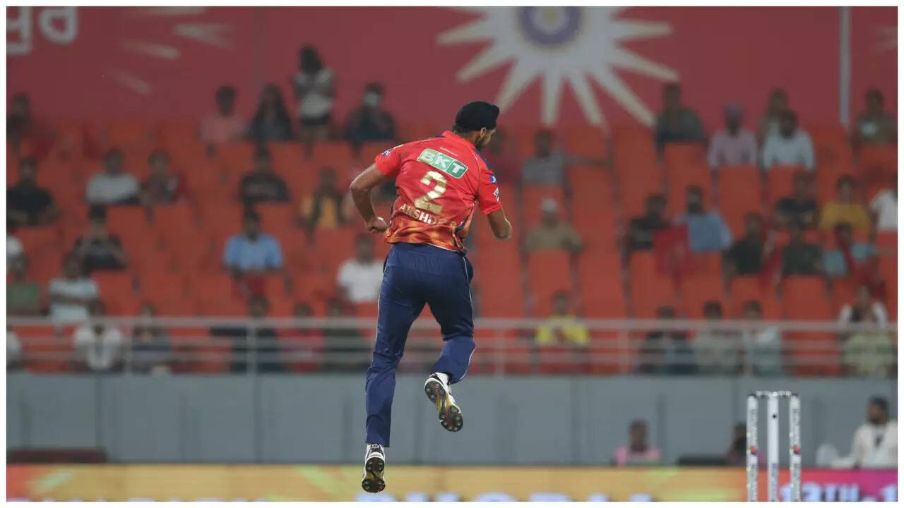 Watch Arshdeep Singh sends two in-form batters packing in the same over ... Watch Arshdeep Singh sends two in-form batters packing in the same over ...