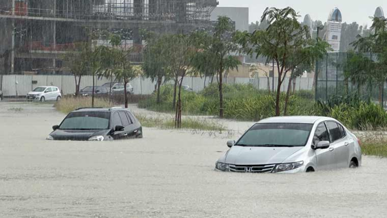 Dubai Weather Today Live: Watch: Dubai Rains Flood Airport; People Use Shopping Carts To Cross ...
