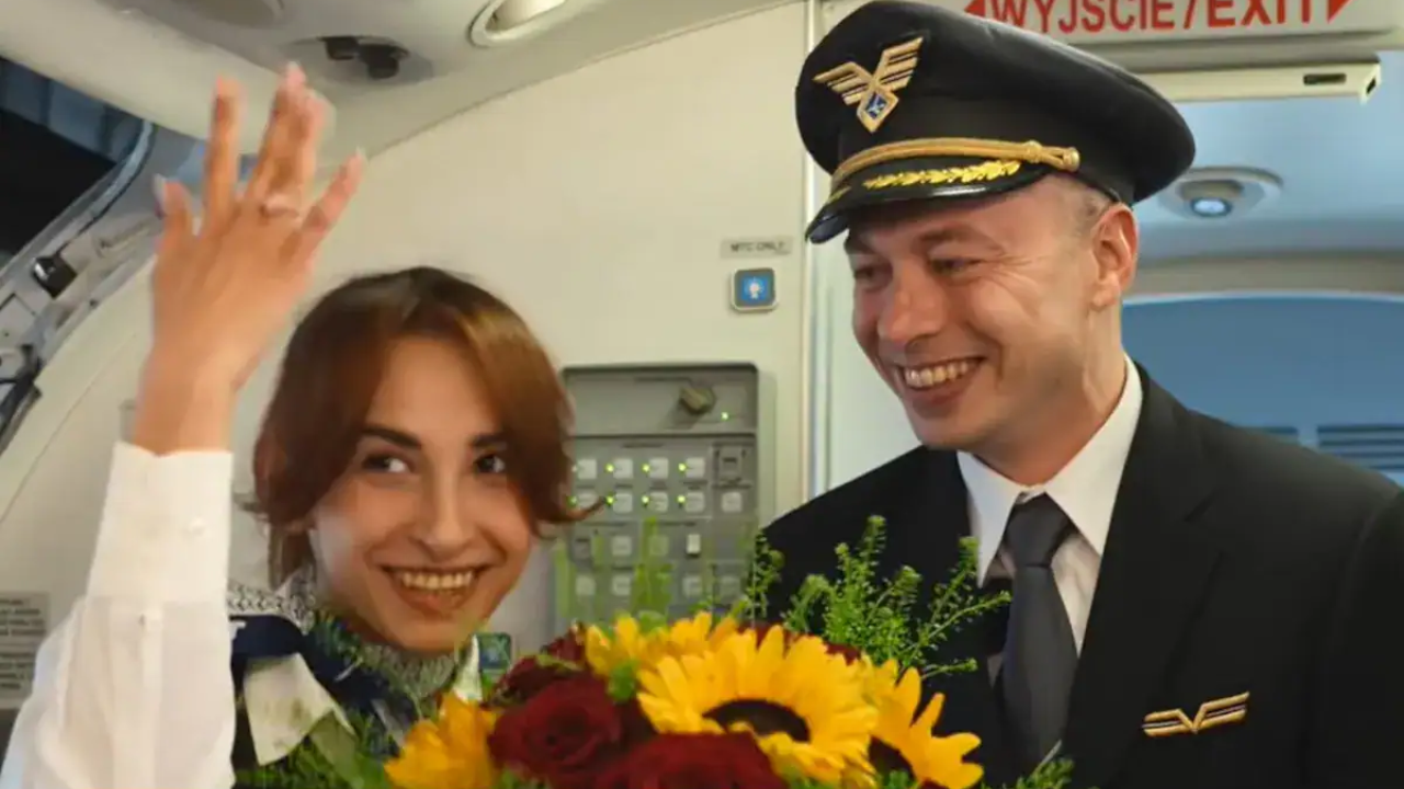 ‘Love in the Air’: Pilot Proposes To Flight Attendant On Flight, Video ...