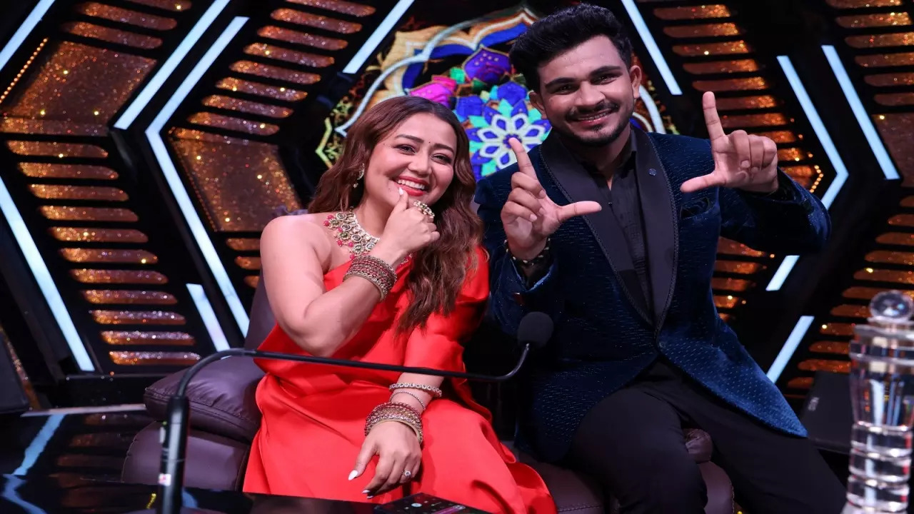 Superstar Singer 3 Judge Neha Kakkar Grooves To Gulabi Sadi With Singer ...