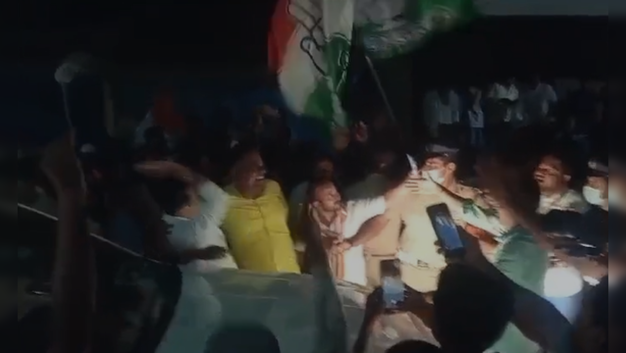 DK Shivakumar Slaps Congress Worker For Keeping Hand On His Shoulder ...