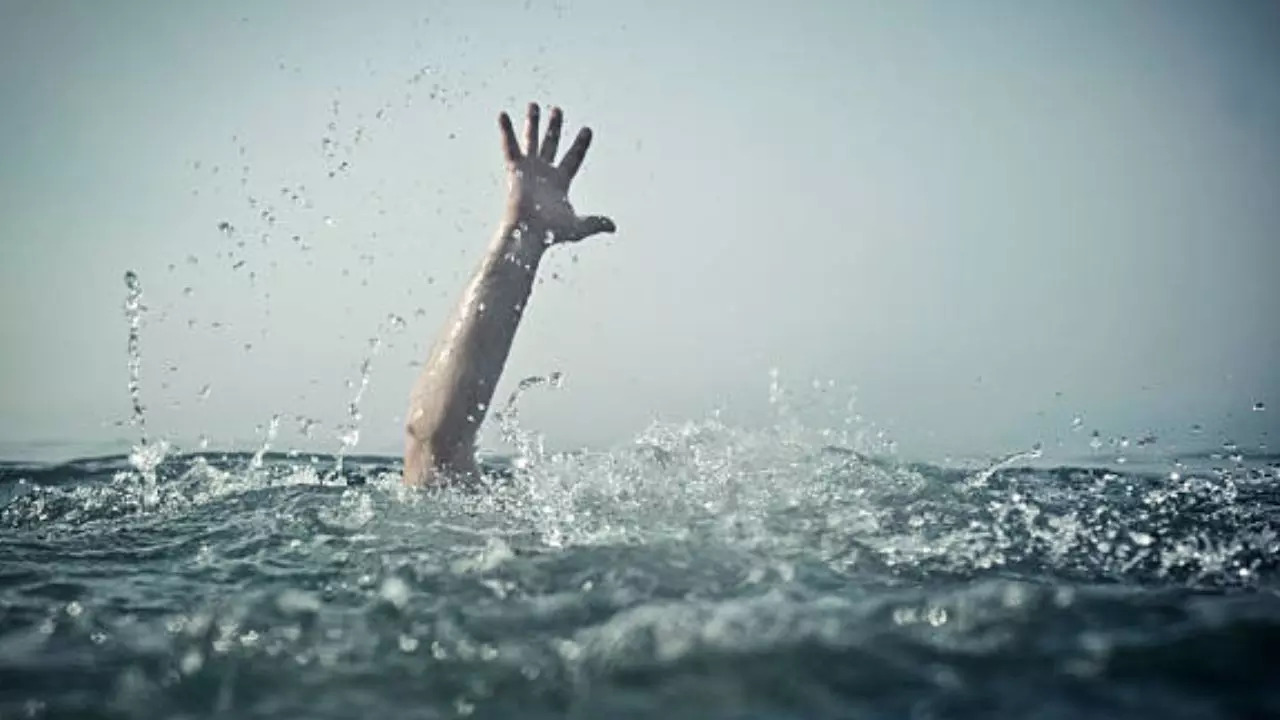 Mumbai: Water Sport Company Staff Rescue 2 Drowning Boy At Versova ...
