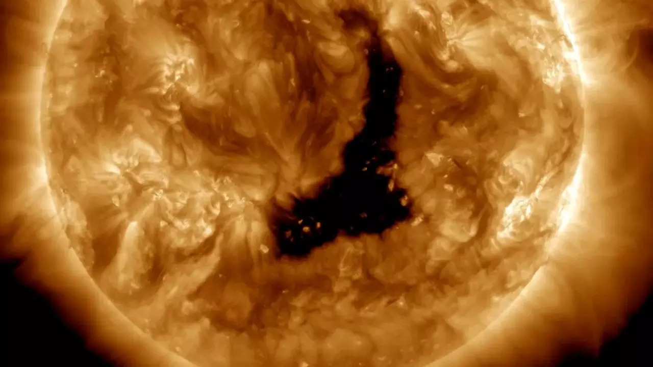 Massive Sunspot 2,00,000-Km-Long Threatens Earth With Gigantic ...