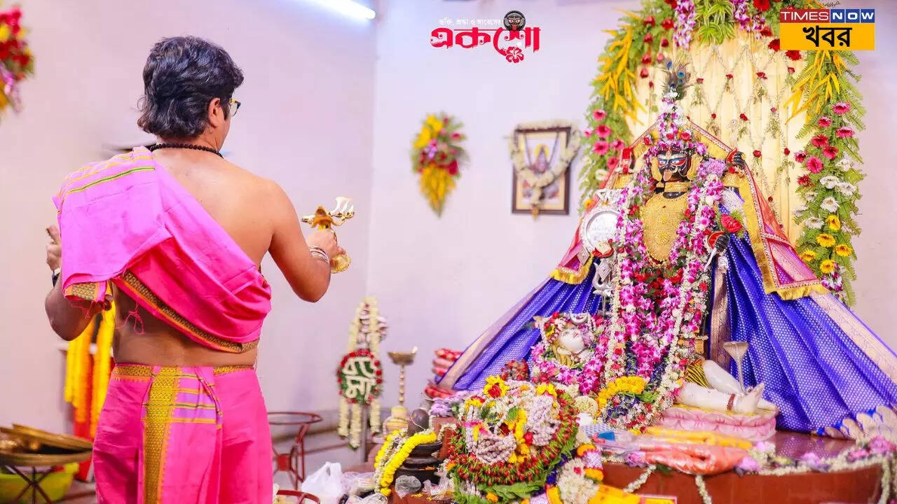 Naihati Boro Ma: বিপুল গয়নায় সাজলেন বড়মা, রান্না হল সাড়ে চারহাজার ...