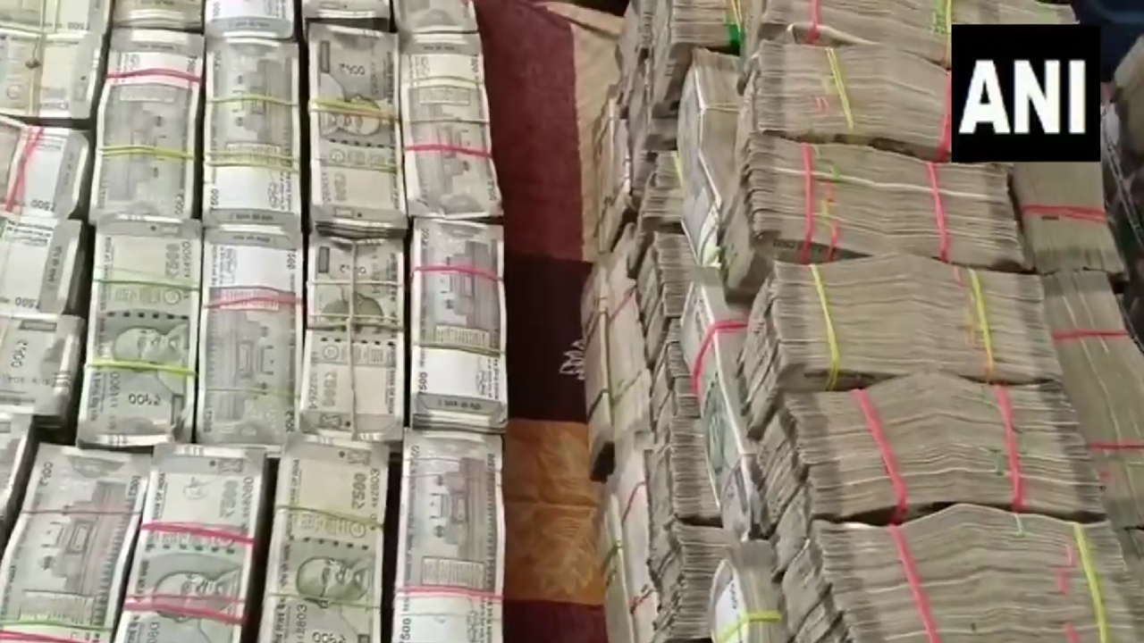 नोटांनी खचाखच भरलेला टेम्पो उलटला अन् पैशांचा पाऊस पडला; रस्त्यावर 7 ...