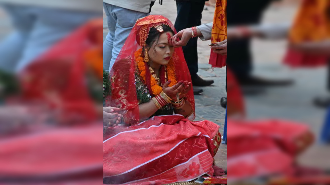 Sindoor Daan: What is the Significance of Sindoor Daan, and is a Hindu ...