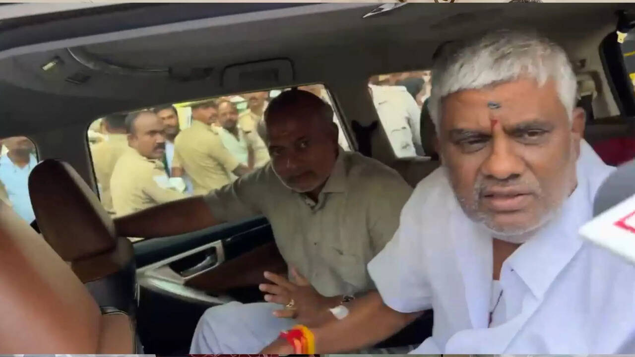 Revanna Released From Jail: HD Revanna Released From Jail: End Of 6 ...