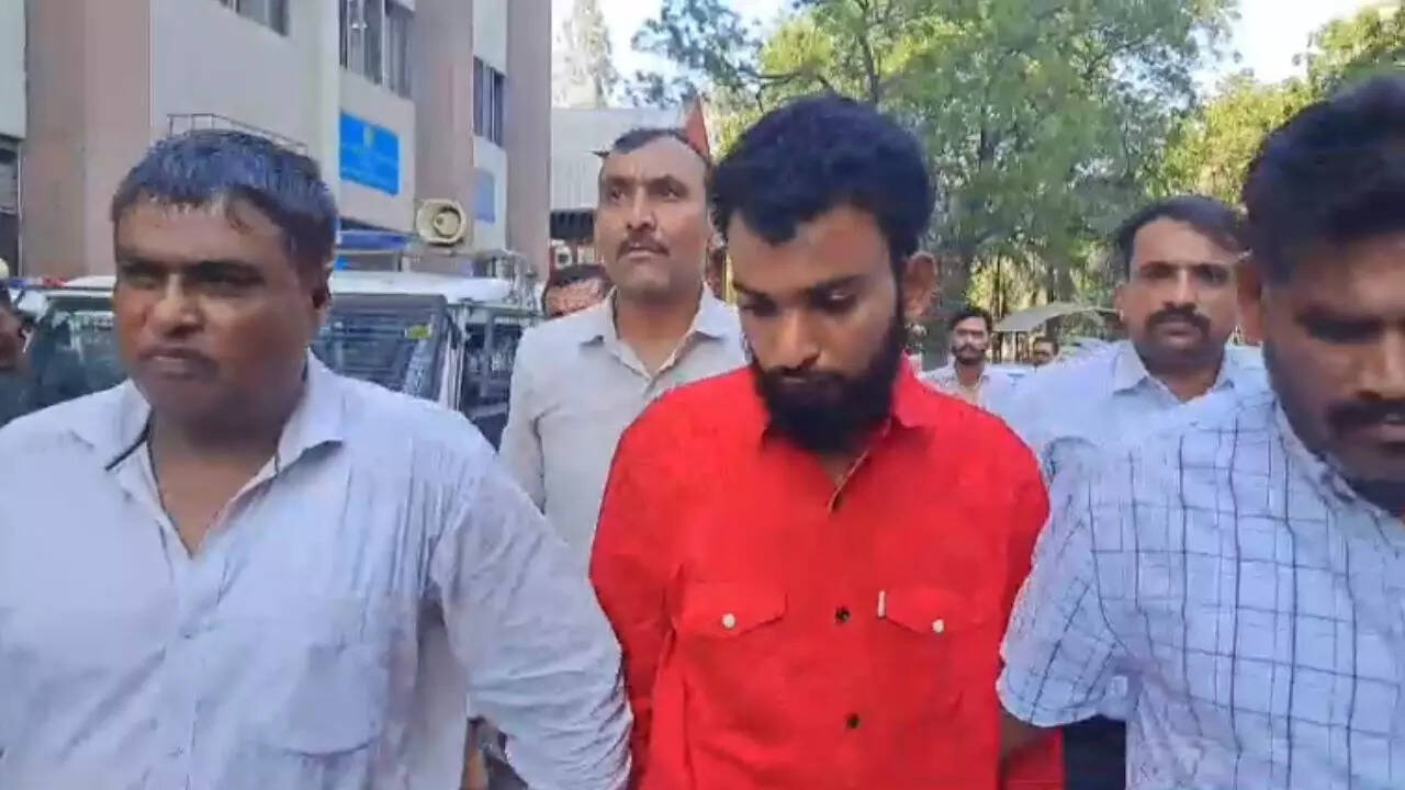 Shakeel Sattar Shaikh alias Raza arrested from Nanded granted 10 days remand By Surat District ...