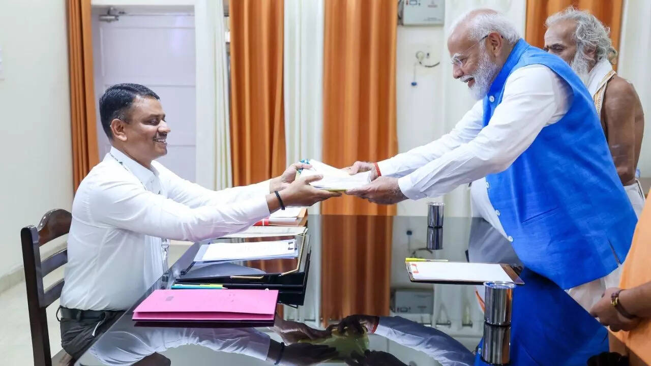 PM Modi Nomination: पंतप्रधान मोदींनीही उभा राहून केला नमस्कार; कोण आहेत IAS राजलिंगम? - PM Modi ...