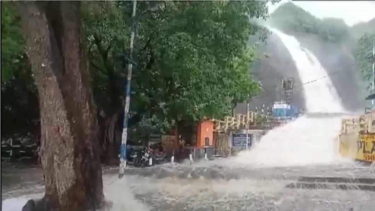 WATCH: Flash Flood In Tamil Nadu's Old Courtallam Waterfalls | Times Now