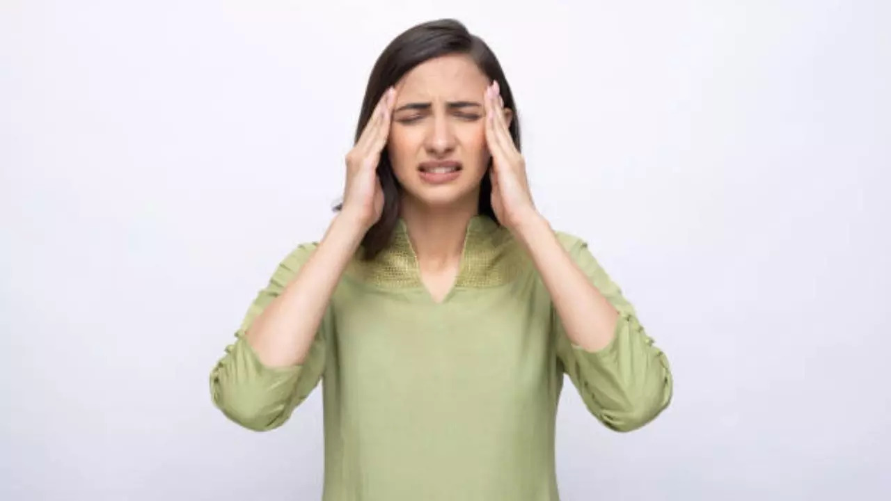Chronic Headache: 6 Signs You Need To See A Neurologist For Your ...
