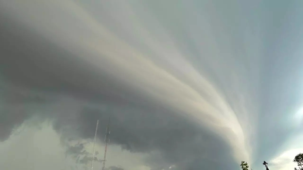Milwaukee's Shelf Cloud Headed To The Great Lakes: Will Tornado Warning Be Issued In Wisconsin ...