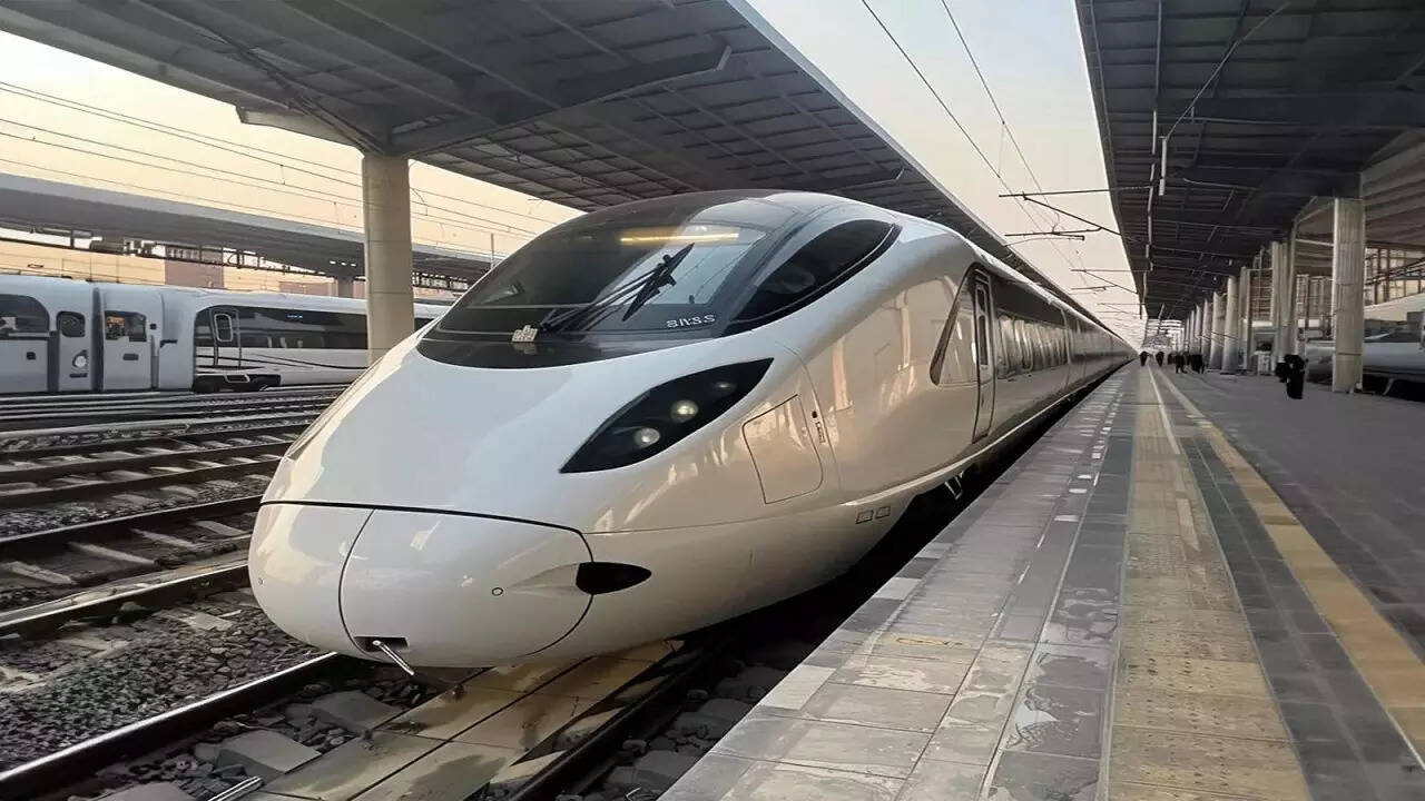 China Bullet Train: चीनला सोसवेना बुलेट ट्रेनचा भार, कर्जाचा डोंगर उभा ...