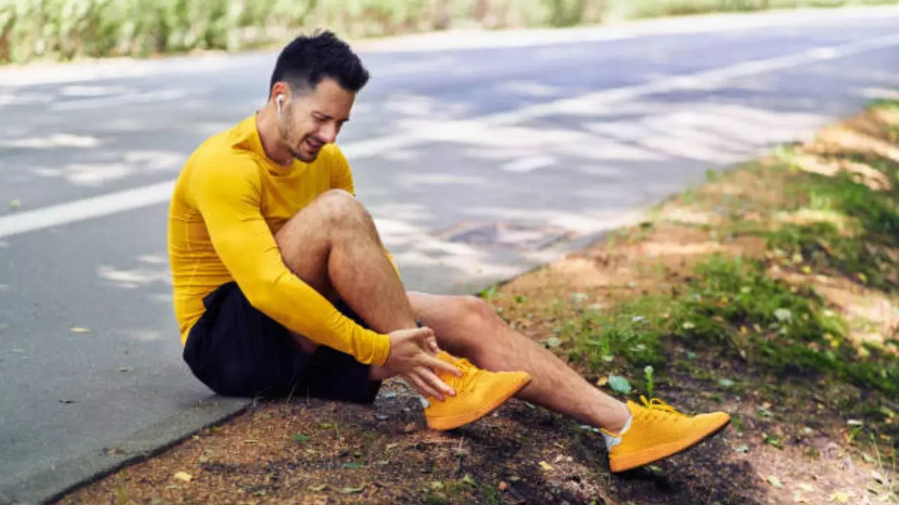 Sprained Ankle Symptoms: 5 Signs You Have Sprained Your Foot Or Ankle ...