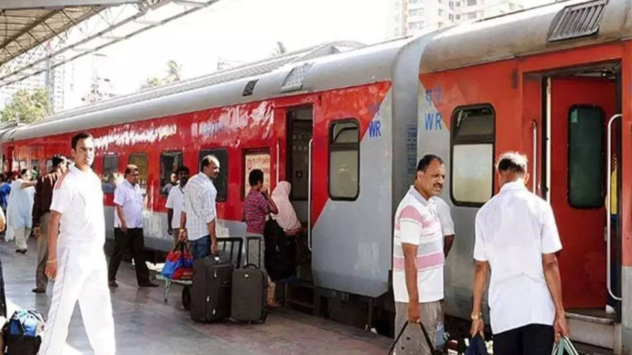 ट्रेनच्या जनरल डब्यात तीनच दरवाजे का असतात? कधी विचार केलाय... | do you ...