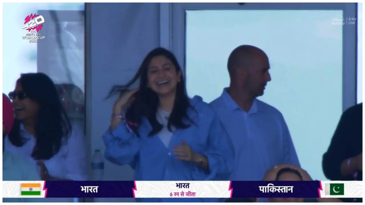 Watch Anushka Sharma celebrates by clapping after India's hard-fought ...
