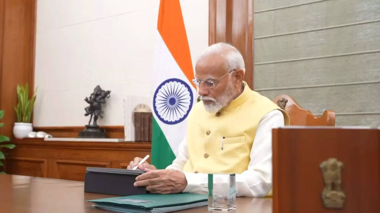 PM Modi First Signature: ಮೂರನೇ ಬಾರಿಗೆ ಪ್ರಧಾನಿಯಾದ ಮೋದಿಯಿಂದ ಮೊದಲ ಕಡತಕ್ಕೆ ...