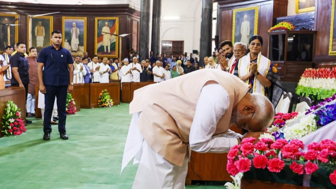 PMO's X Handle Gets Makeover, New Cover Photo Shows Modi Bowing Before ...