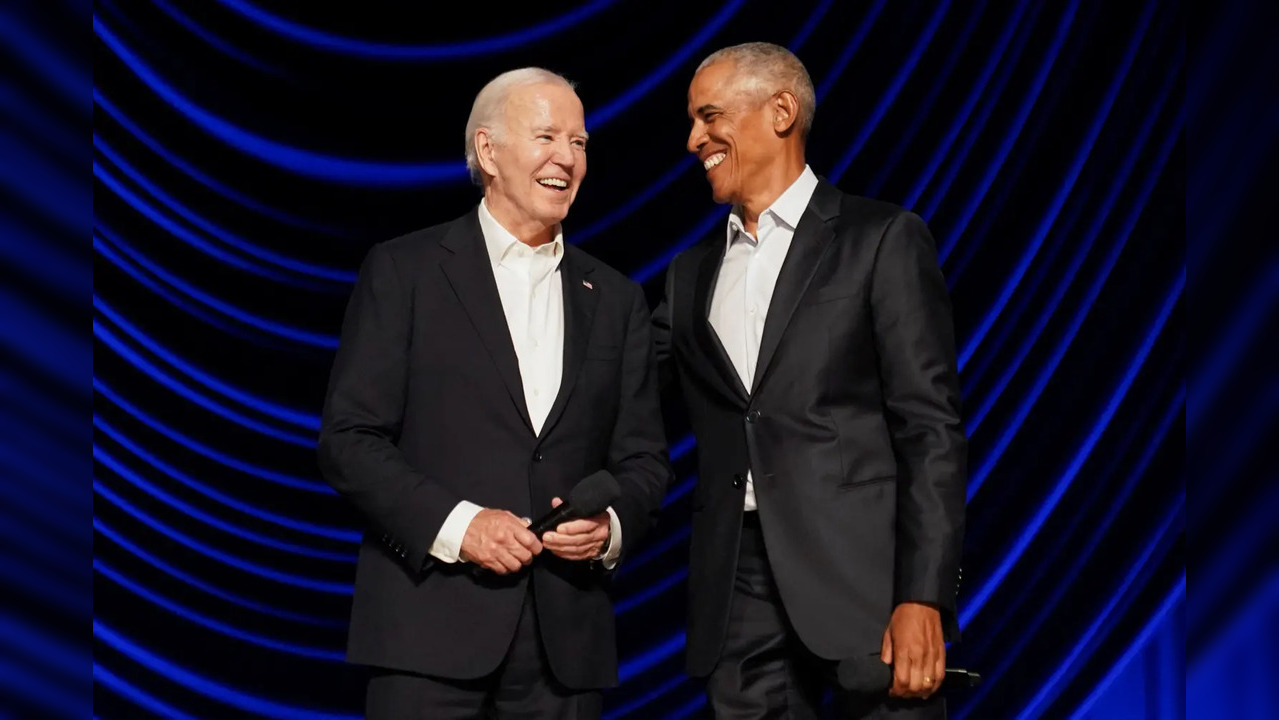 Biden Appears To Freeze At LA Fundraiser, Obama Steps In To Lead Him ...