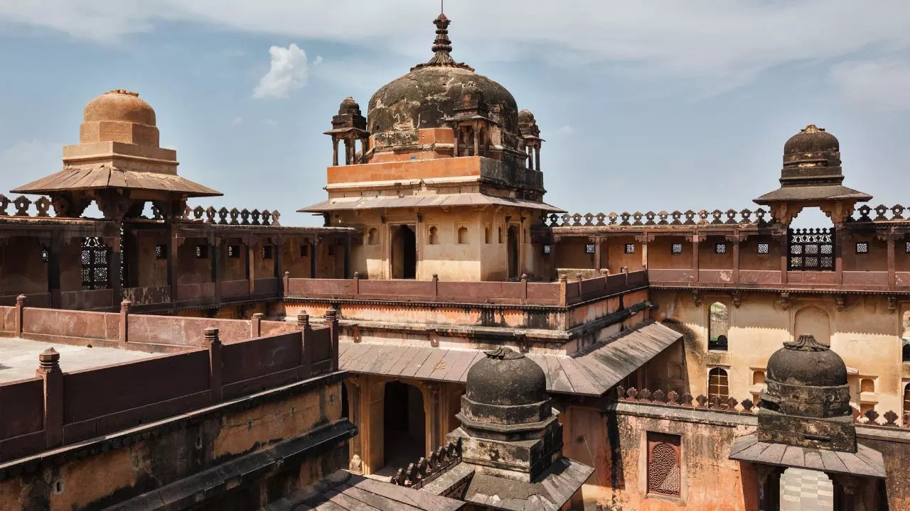 Datia Palace: No One Ever Stayed At This Palace In Madhya Pradesh ...