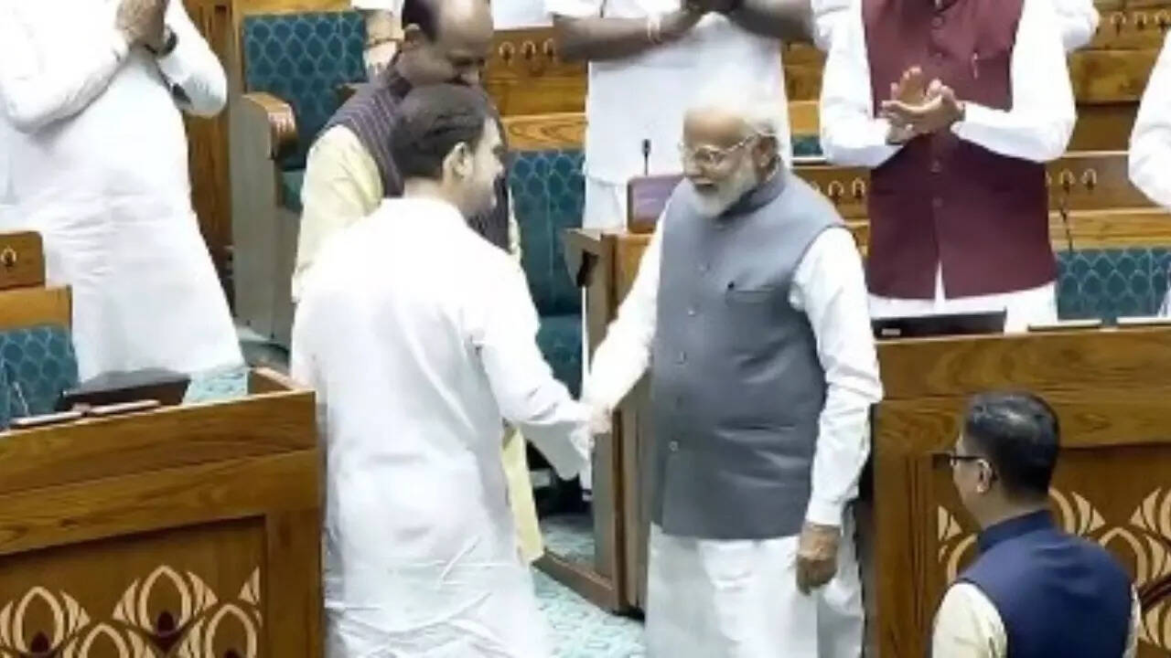 PM Modi Meets Rahul Gandhi : लोकशाहीला शोभेल असं चित्र! पाहा राहुल ...