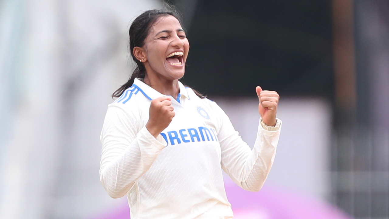 स्नेह राणाने इतिहास रचला, एकटीने घेतल्या 8 विकेट