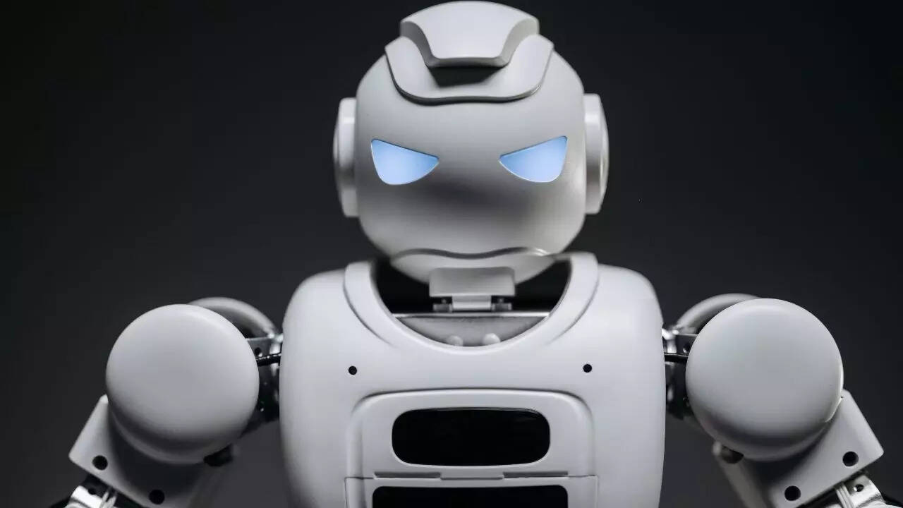 Robot Commits Suicide: जिन्यावरुन उडी घेत रोबोटची आत्महत्या, कामाच्या ...