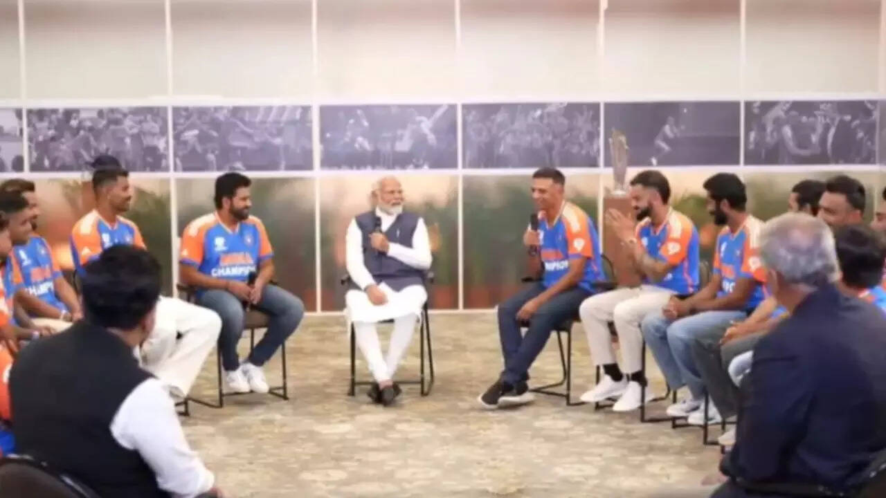 Virat Kohli Unable To Control Laughter After Rahul Dravid Backs Him ...