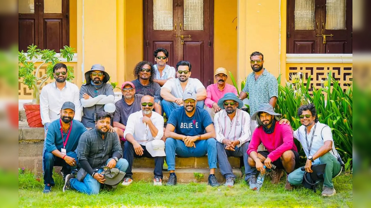 Murali Gopy Shares Picture With L2:Empuraan Crew From Gujarat Schedule ...