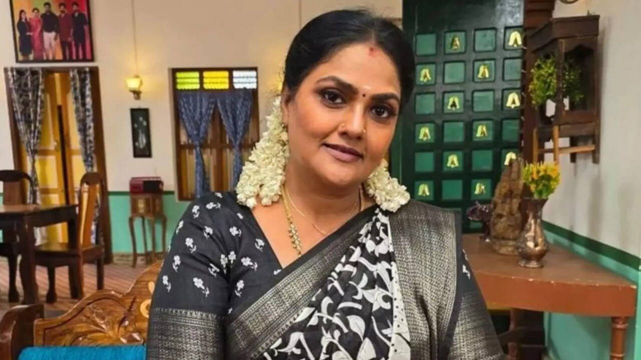 பாண்டியன் ஸ்டோர்ஸ் 'மாமியார்' கேரளாவில் இப்படியொரு விஷயம் செய்திருக்கிறாரா? | Times Now Tamil