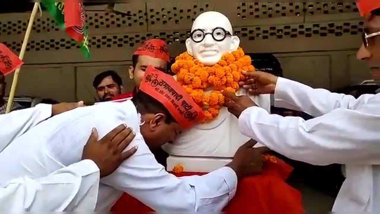 Viral Video: Politician Hugs Mahatma Gandhi Bust, Cries in Memory of ...