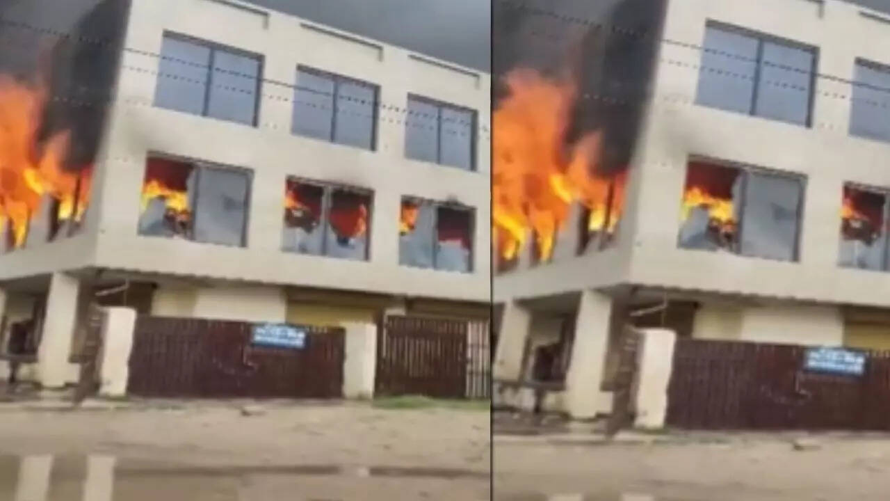 Delhi: Massive Fire Breaks Out In Clothes Factory in Bakkarwala Area ...