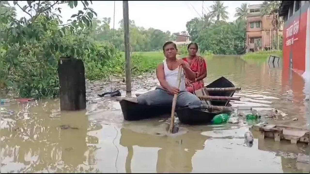 Ghatal Flood Situation: বন্যার জলে প্লাবিত ঘাটাল, নৌকায় যাতায়াত মানুষের