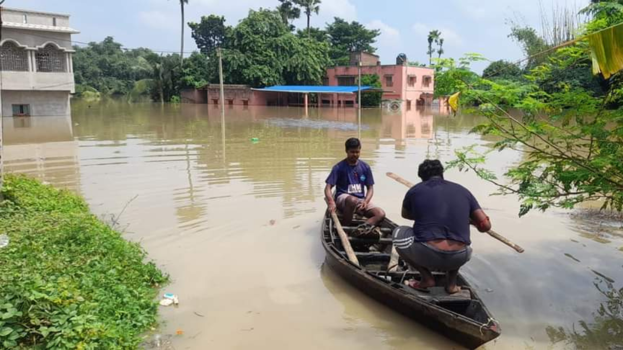 Flood Situation In West Bengal: চোখের পলকে ভেসে গিয়েছে বাড়ি-চাষের জমি ...
