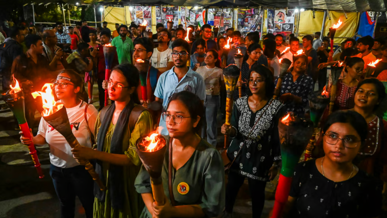 'No Safety, No Duty': Bengal Doctors Hold Torch Rally Against 'Threat ...