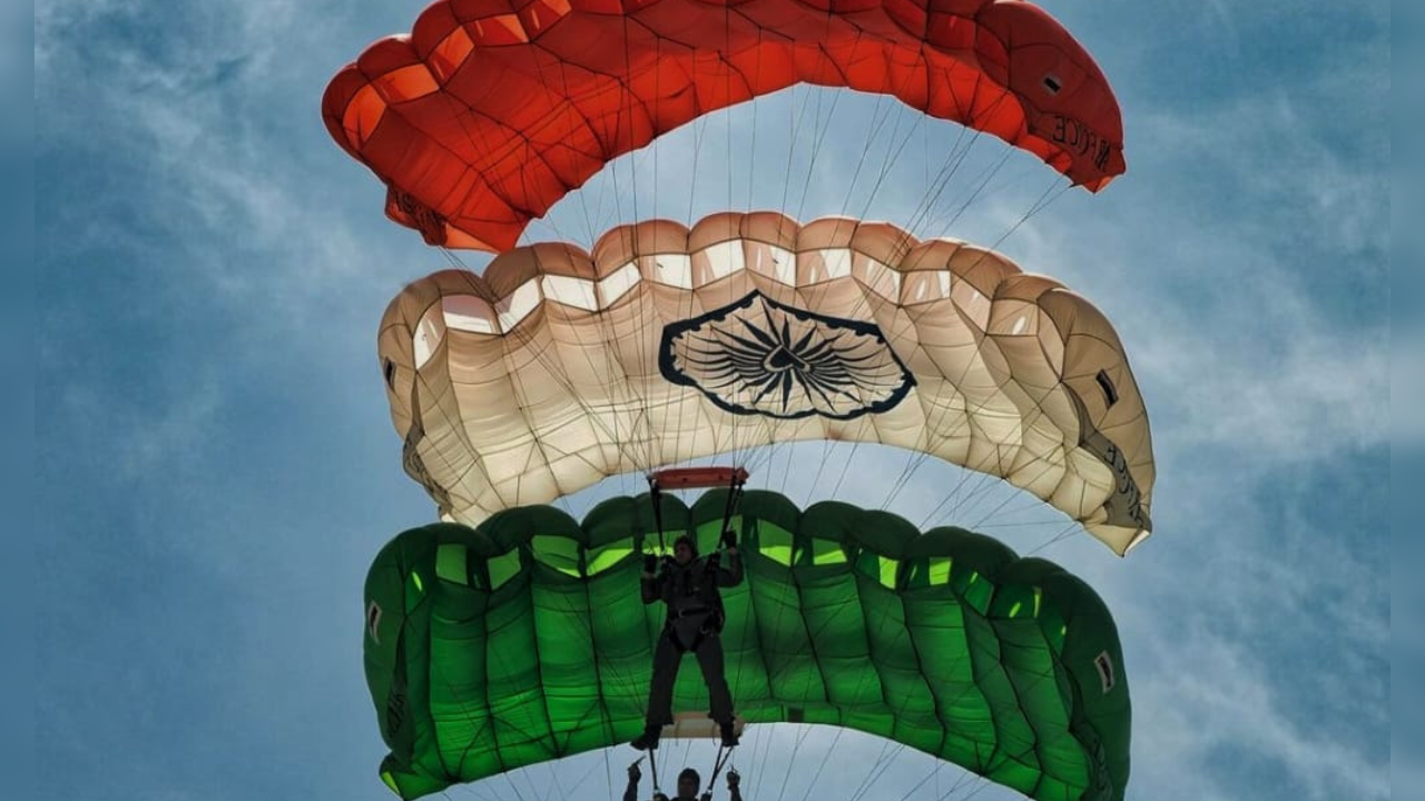 IAF Pilots Paint Chennai Skies Blue During 92nd Anniversary ...