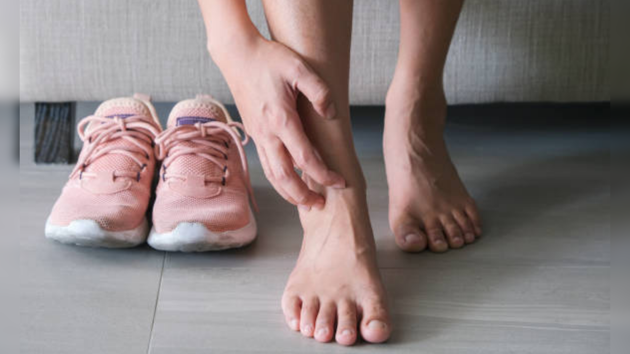 Itchy Leg: तुम्हाला देखील विनाकारण पायाला खाज सुटते का? तर ताबडतोब ...