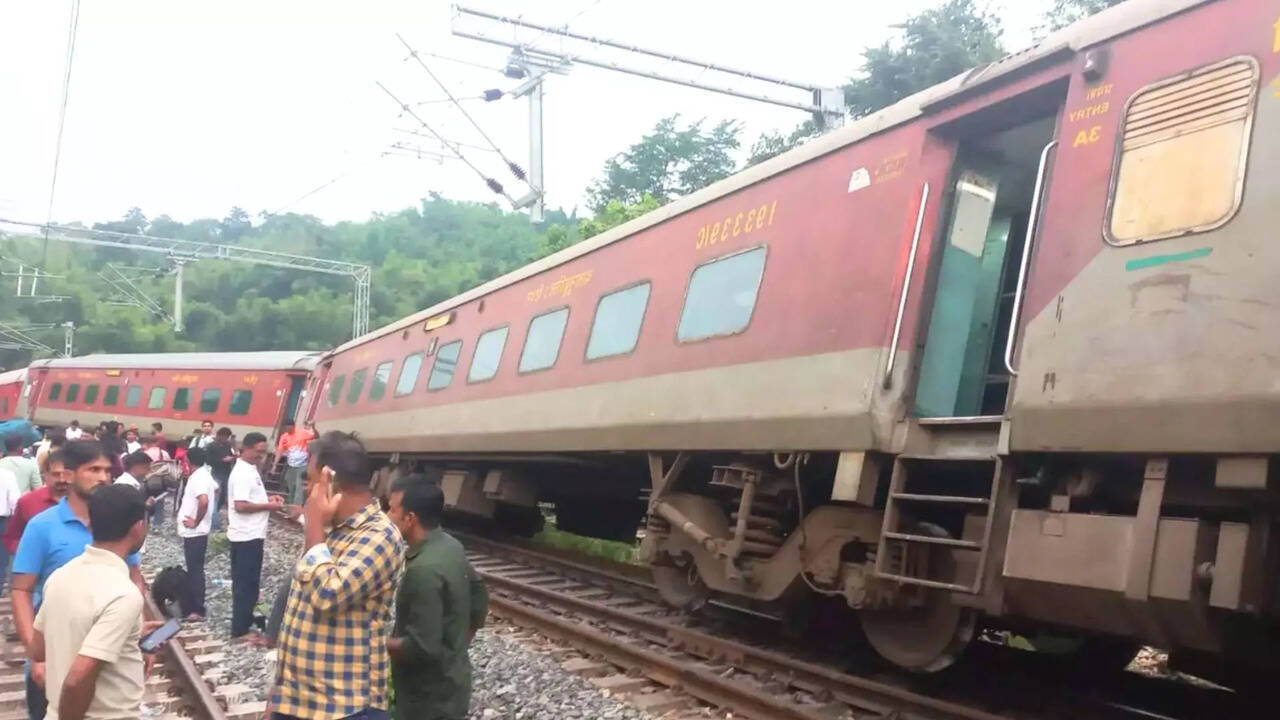 Agartala Lokmanya Tilak Express Derailed: ಅಸ್ಸಾಂನಲ್ಲಿ ಅಗರ್ತಲಾ-ಲೋಕಮಾನ್ಯ ತಿಲಕ್ ಟರ್ಮಿನಸ್ ಎಕ್ಸ್ ...