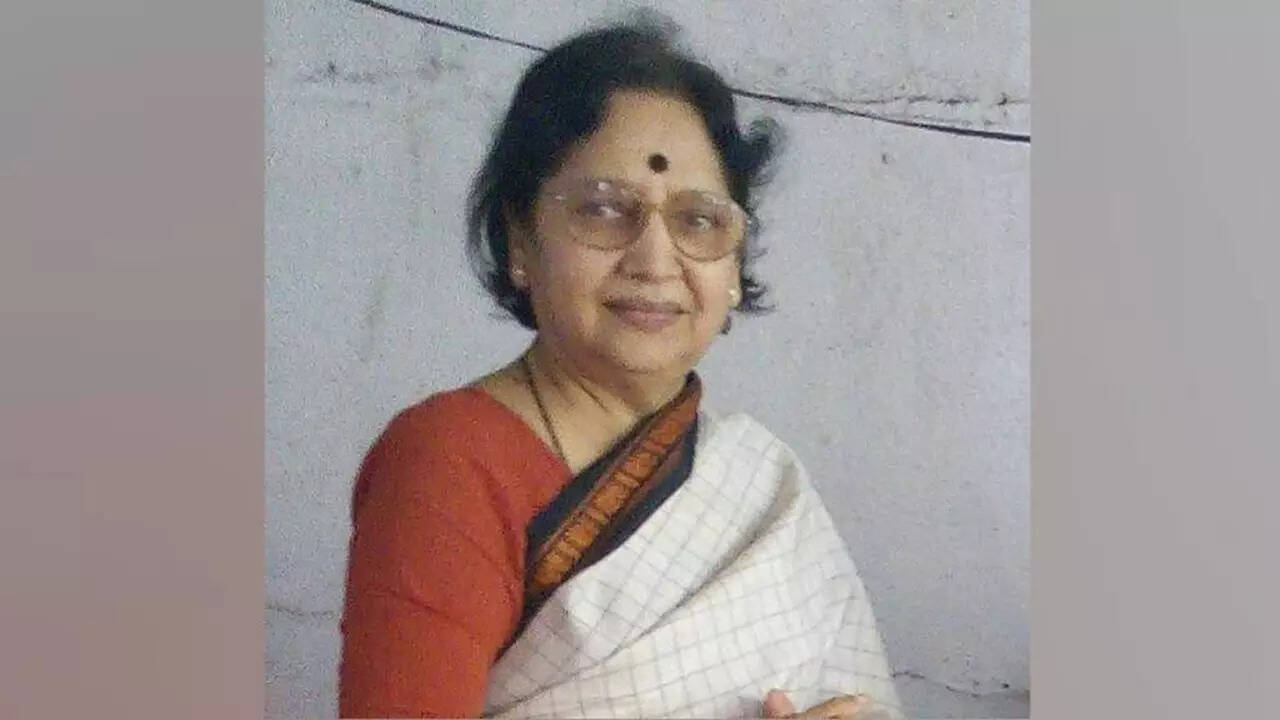 Dr.Veena Dev Passed Away: अभिनेत्री मृणाल कुलकर्णी यांना मातृशोक, लेखिका, समीक्षक डॉ. वीणा देव ...