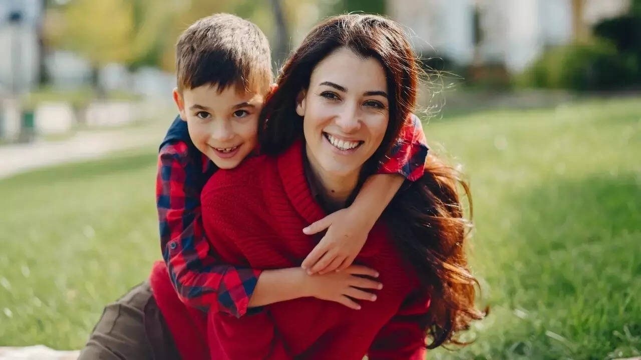 Plastic Wrap Parenting म्हणजे काय ? दुष्परिणाम जाणून घ्या | Times Now ...