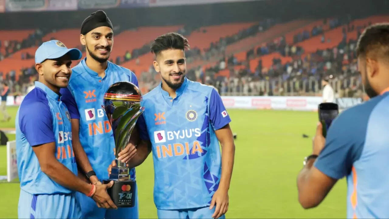 Not Mohammed Siraj! Aakash Chopra Predicts Arshdeep Singh To Be Most ...