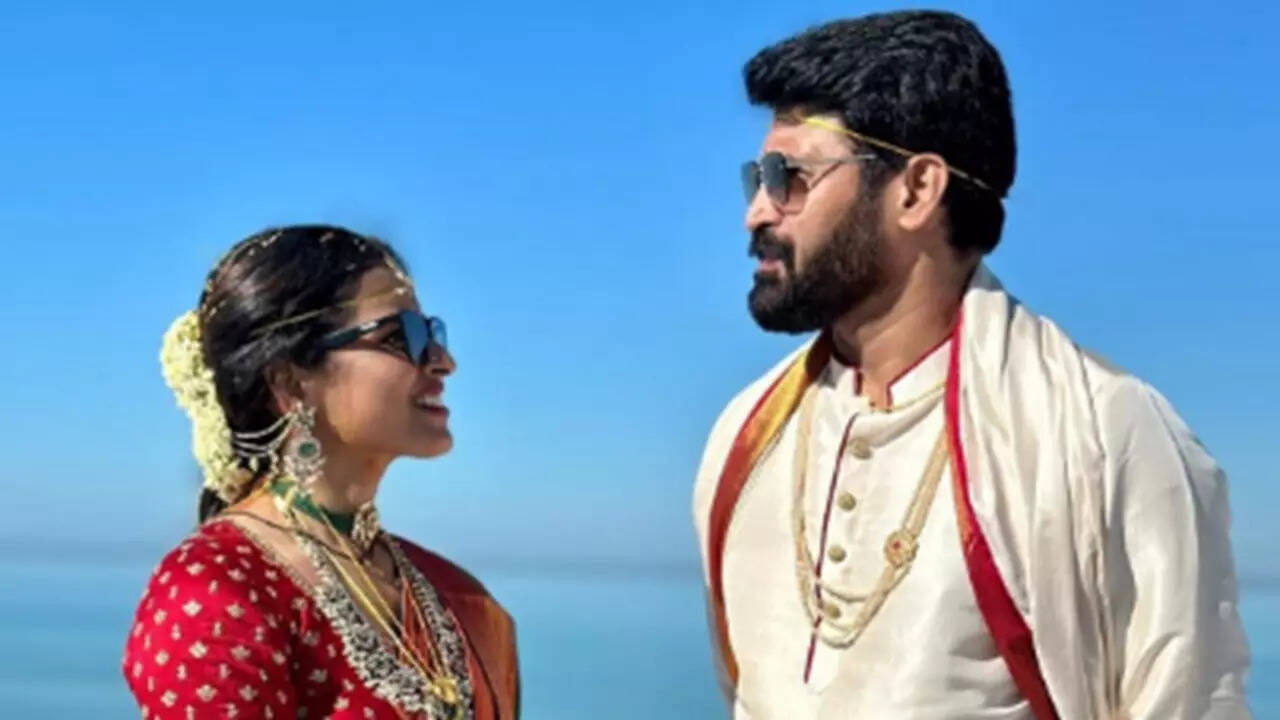 'बाहुबली' फेम अभिनेता 47 व्या वर्षी अडकला लग्नबंधनात, समुद्रकिनारी ...