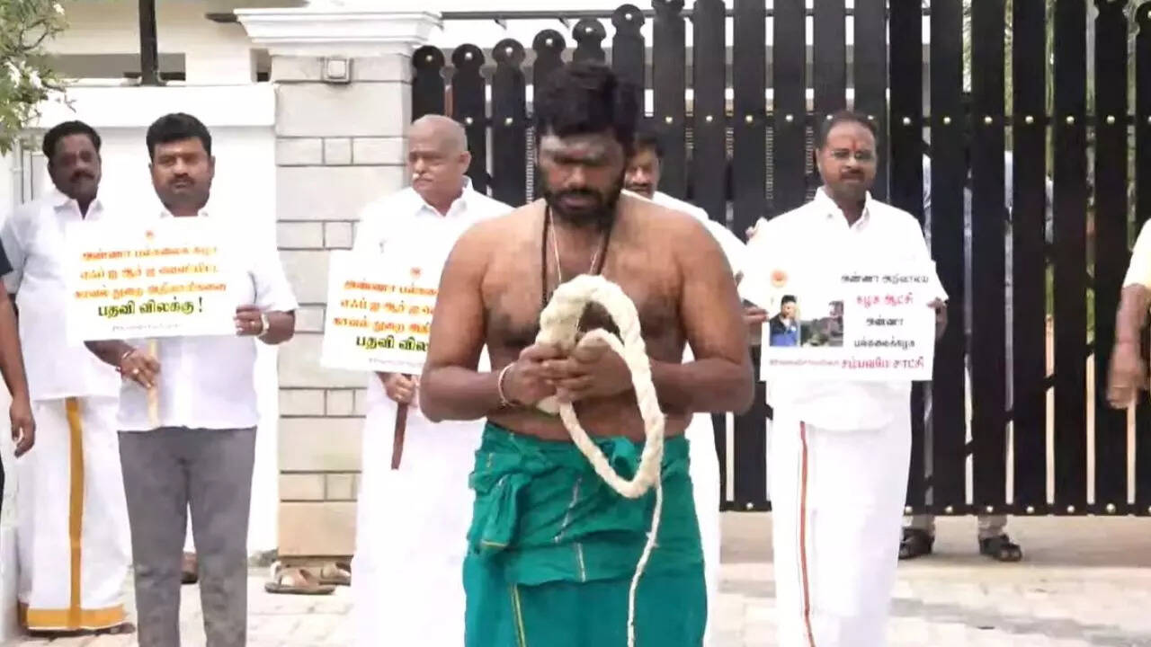 Annamalai Sattai Adi Protest: சாட்டையால் தன்னைத்தானே அடித்து அண்ணாமலை ...