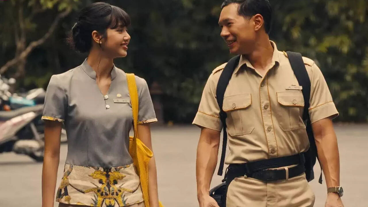 The White Lotus Creator Reveals He Did Not Know Who Blackpink's Lisa ...